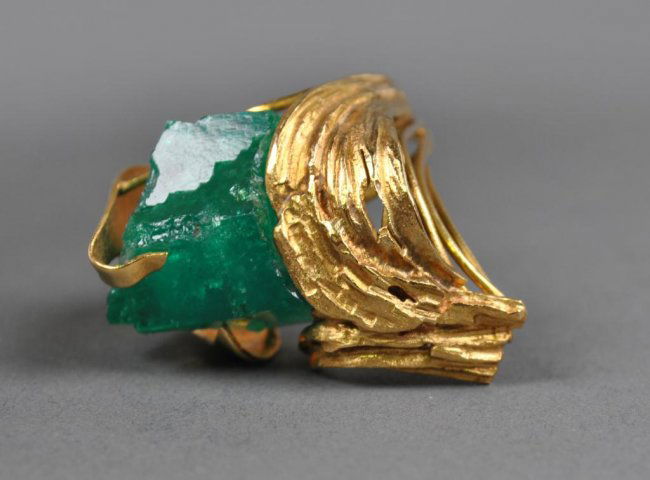 32: GOLD AND ROUGH CUT EMERALD FREE-FORM RING : Lot 32