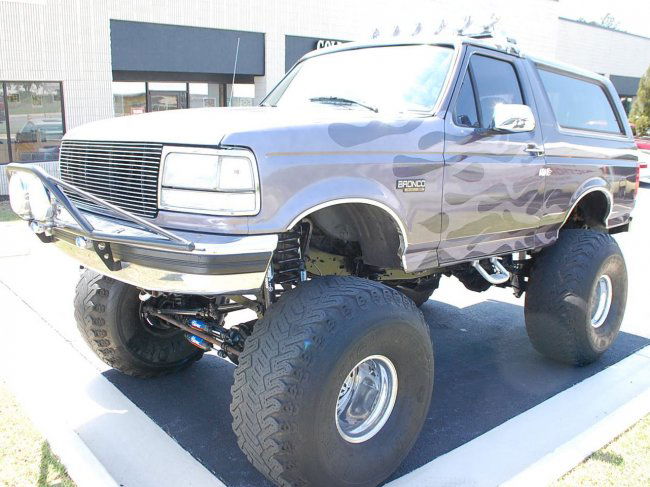 1995 FORD BRONCO MONSTER TRUCK : Lot 5