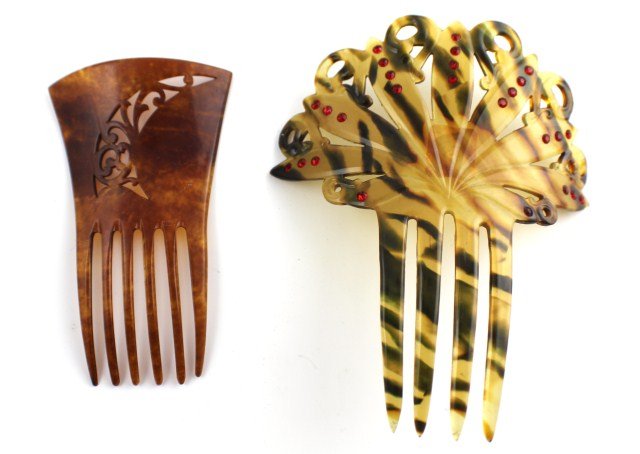 LOT OF FOUR VINTAGE BAKELITE HAIR COMBS : Lot 30465