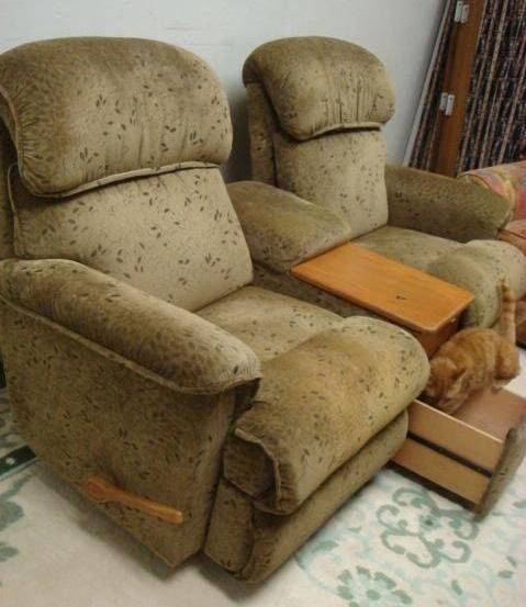 Double LAZY-BOY Recliners with Center Console: : Lot 237