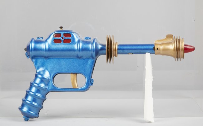 Lot Of 2 - Vintage Toy Ray Guns: : Lot 1052