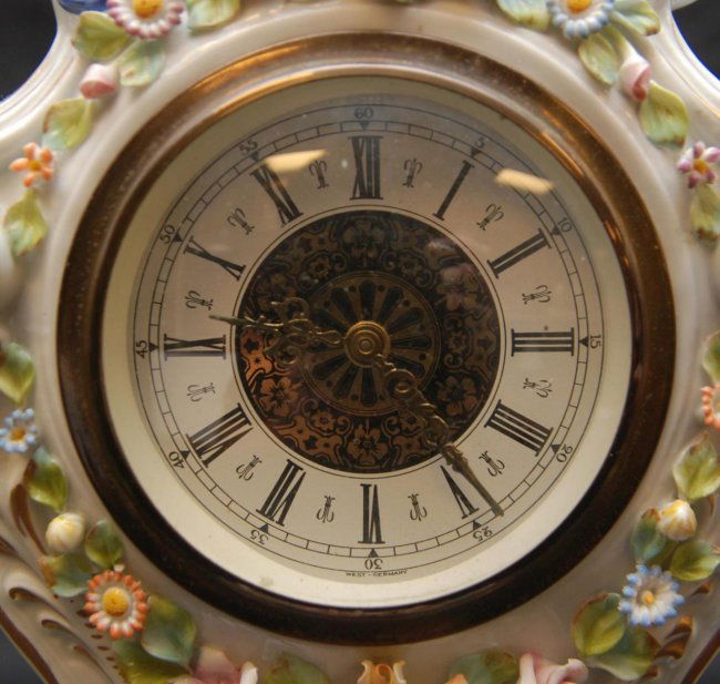 CAPODIMONTE ITALIAN PORCELAIN MANTLE CLOCK : Lot 7