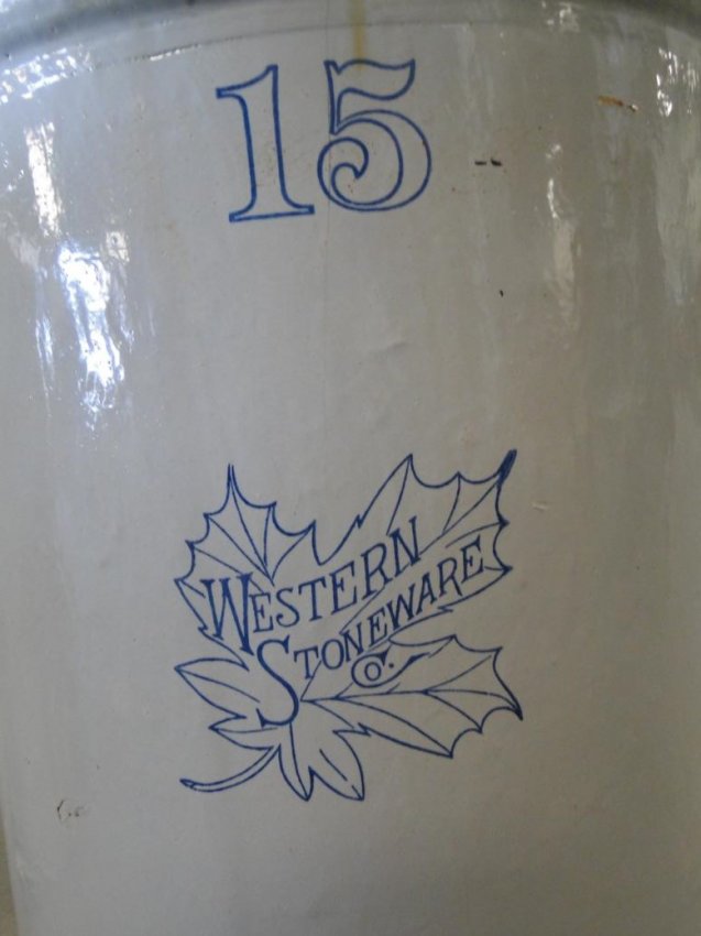 Western stoneware 15 gallon crock with blue maple leaf : Lot 1