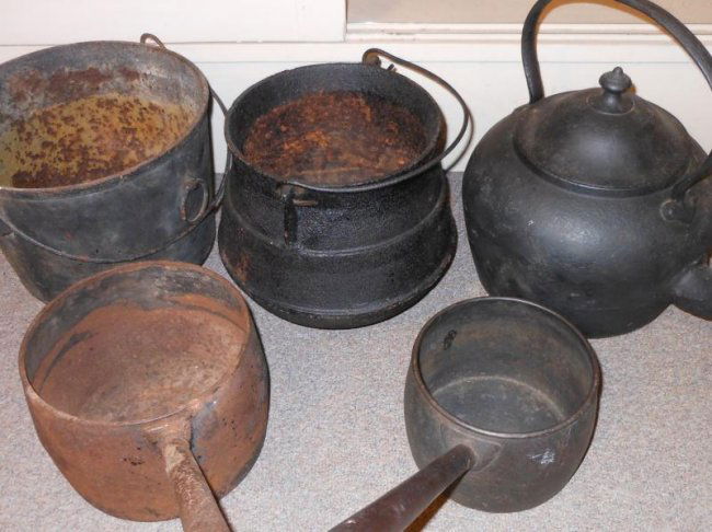 FIVE PIECES OF ANTIQUE CAST IRON COOKWARE : Lot 44
