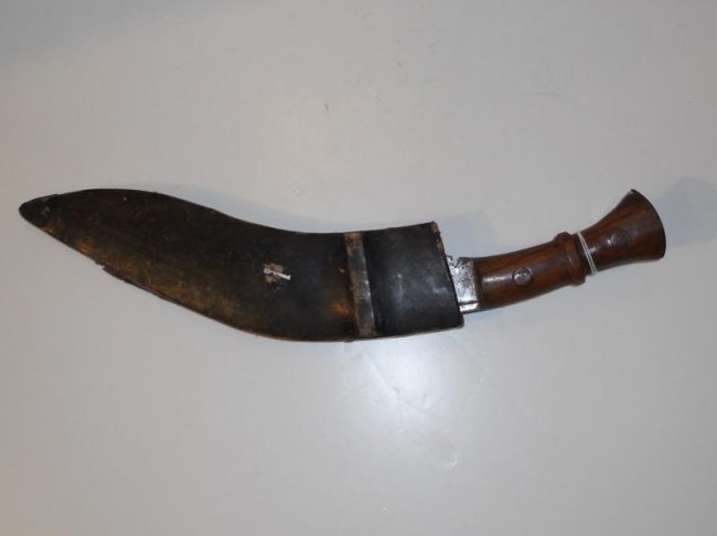 ANTIQUE EAST INDIAN KNIFE WITH SHEATH : Lot 331