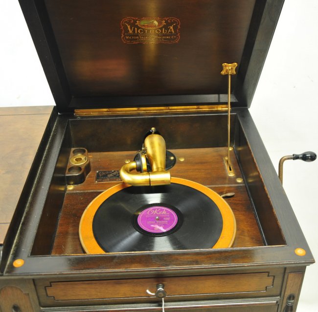 1906 Victor Victrola in Cabinet & Records : Lot 44A