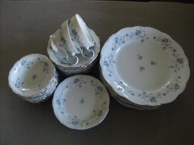 49: (31pc.) German china dinnerware : Lot 49