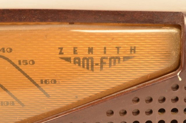 Zenith AM FM Bakelite Table Top Radio Model G723 : Lot 143
