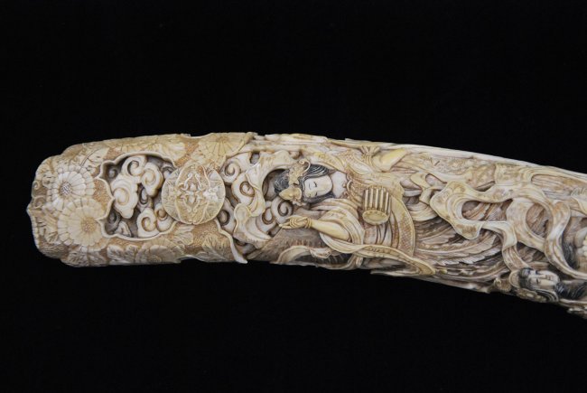JAPANESE CARVED IVORY SWORD (MEIJI PERIOD, 1868-1912) : Lot 199