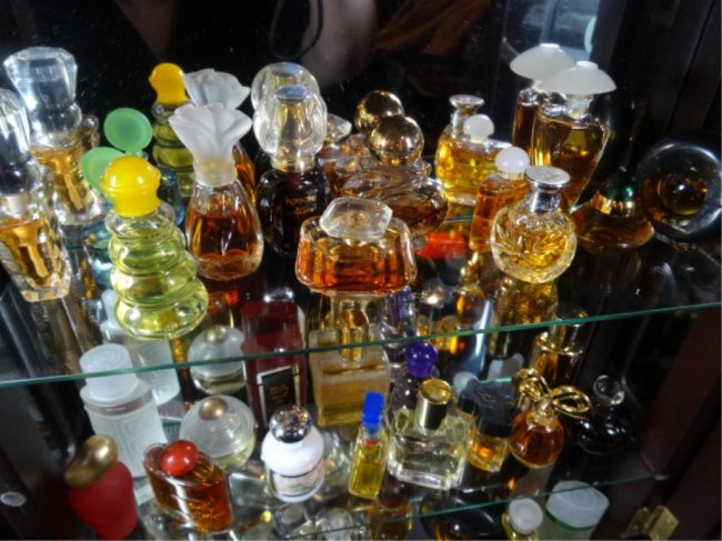 37 PC MINIATURE PERFUME COLLECTION IN DISPLAY CASE, : Lot 41A