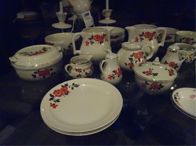 24 PC SUPERIOR HALL QUALITY DINNERWARE, RED POPPY : Lot 75B