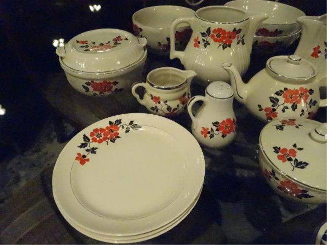 24 PC SUPERIOR HALL QUALITY DINNERWARE, RED POPPY : Lot 75B