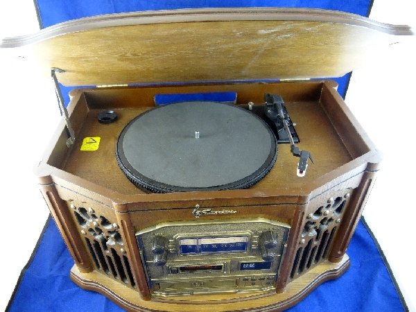 Emerson AM/FM, CD, Cassette & Record Player : Lot 54