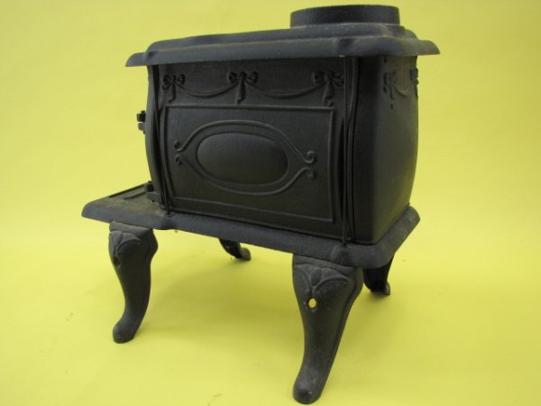 A CUTE SMALL ANTIQUE IRON STOVE BY HARDWICK STOVE CO : Lot 58