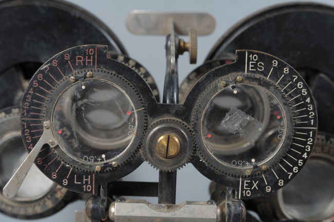 AN ANTIQUE MEDICAL DEZENG OPTICAL PHOROPTOR OPTOMETER : Lot 266