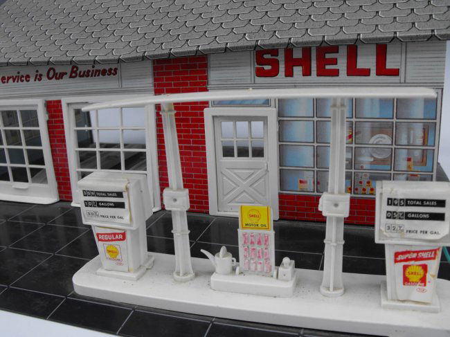 SHELL BRAND TIN TOY GAS STATION : Lot 117