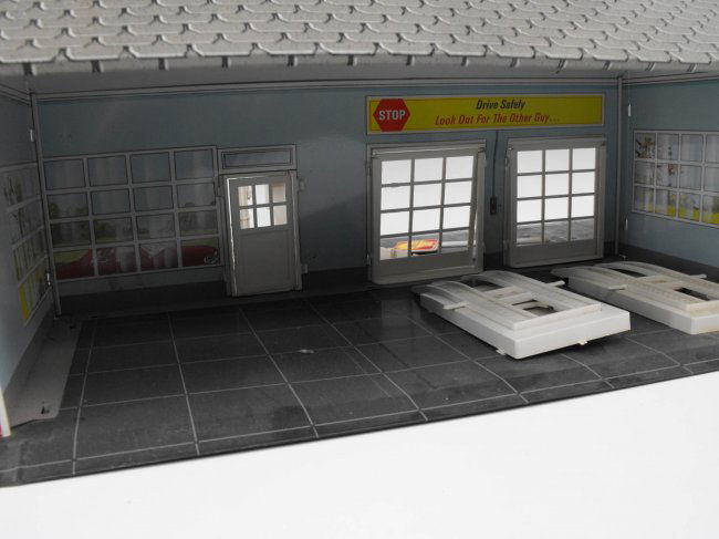 SHELL BRAND TIN TOY GAS STATION : Lot 117