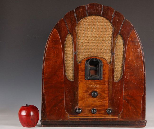 PHILCO MODEL 18 CATHEDRAL TABLE TOP RADIO : Lot 428