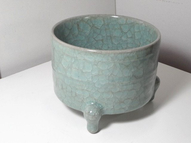 Important Song Dynasty Guan Yao Censer with Crackles : Lot 41