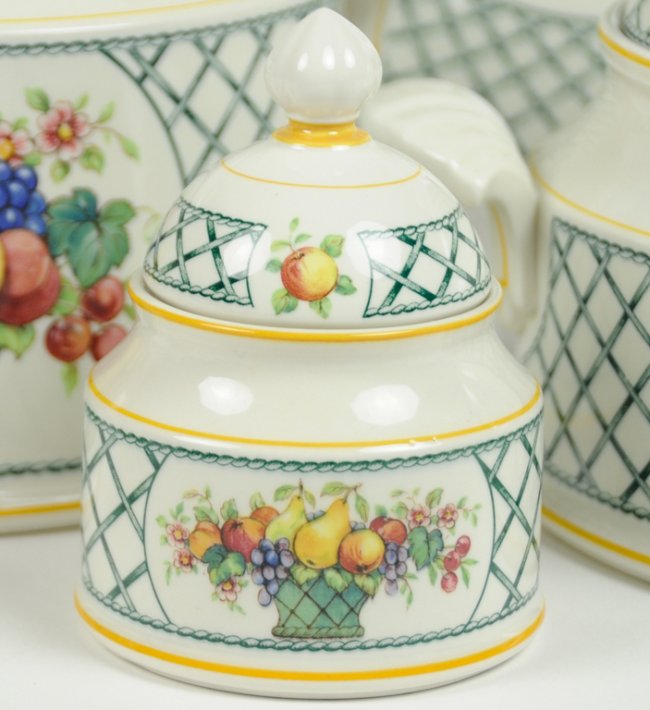 A VILLEROY AND BOCH "BASKET" PATTERN CHINA SET Late 20t : Lot 9