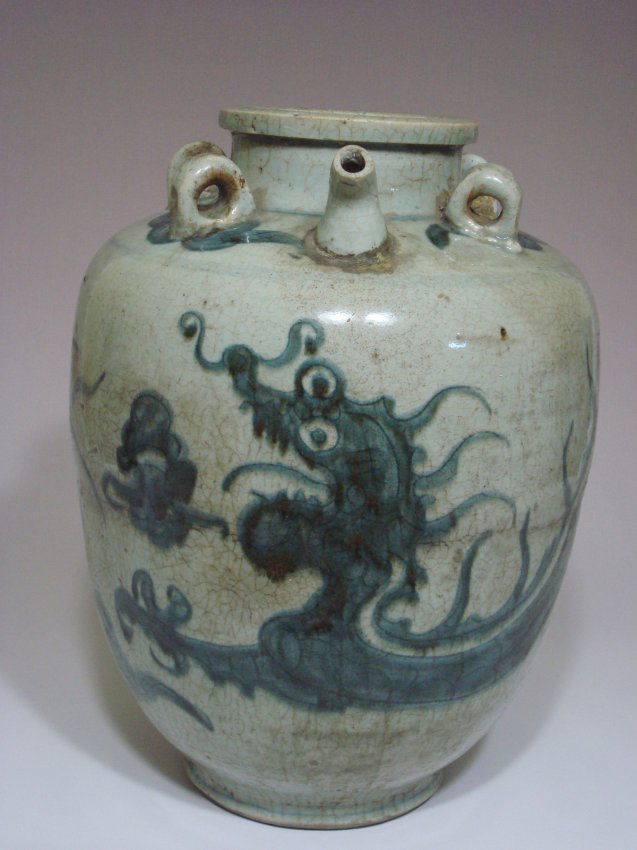 Antique Chinese Blue and White dragon Teapot, Ming : Lot 92