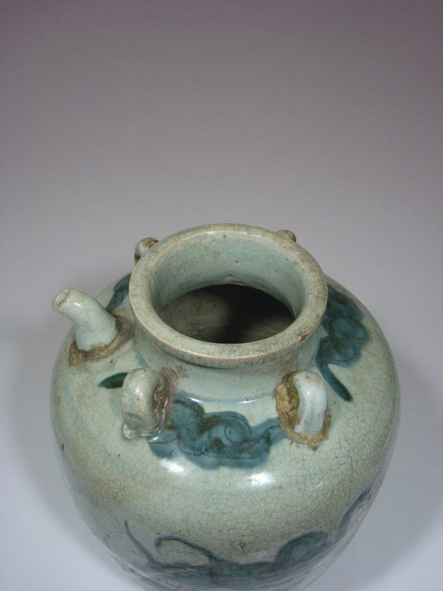 Antique Chinese Blue and White dragon Teapot, Ming : Lot 92