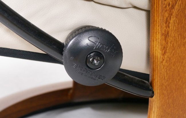 EKORNES STRESSLESS CHAIR AND OTTOMAN : Lot 1233