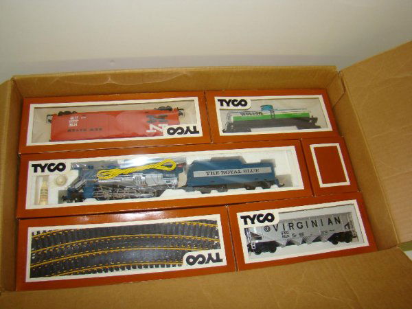 1006: BOXED HO TYCO ROYAL BLUE TRAIN SET : Lot 1006