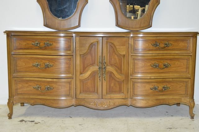 VINTAGE DIXIE FURNITURE PROVINCIAL TRIPLE DRESSER : Lot 63