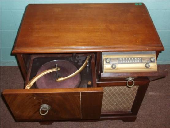 5227: Silvertone Walnut Console Radio/Phonograph, 15 3/ : Lot 5227