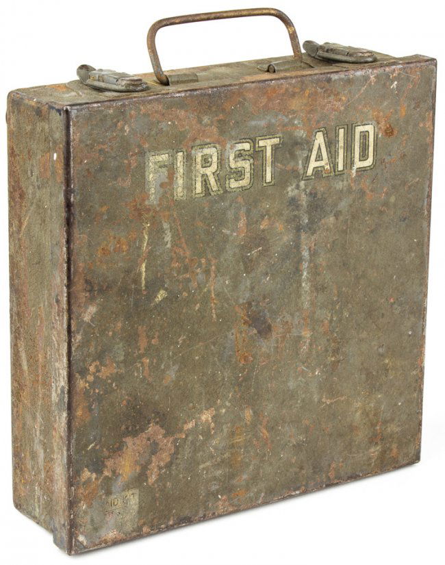 WORLD WAR II JEEP FIRST AID KIT : Lot 676 WORLD WAR II JEEP FIRST AID KIT : Lot 676