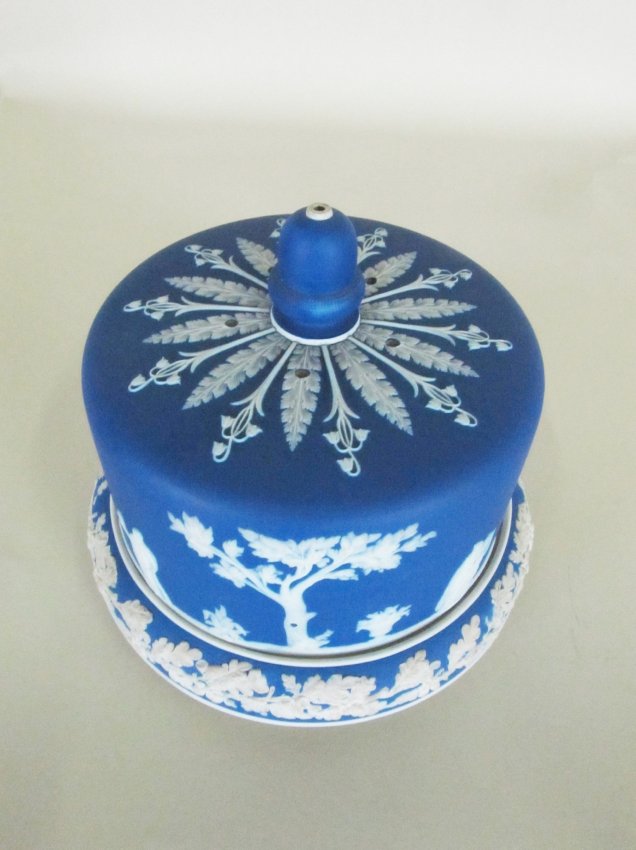Wedgewood Jasper ware covered cake plate. : Lot 37