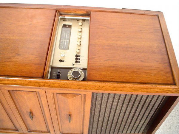 304: SCARCE 1967 SEEBURG HOME STEREO CONSOLE HSC1 : Lot 304