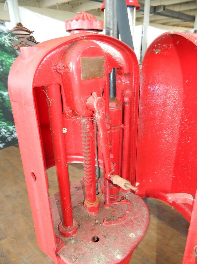 Gilbert & Barker Self Measuring Gas Pump : Lot 101