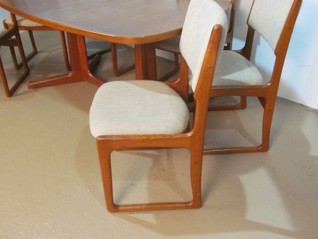 BENNY LINDEN DESIGN TEAK DINING TABLE & 6 CHAIRS : Lot 233