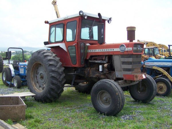 30: Massey Ferguson 1100 Farm Tractor with Cab : Lot 30
