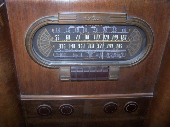 62: RCA Victor Floor Radio : Lot 62