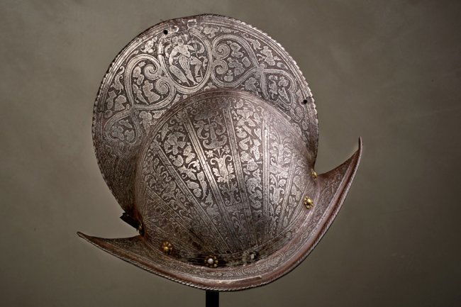 A very rare etched morion with high comb : Lot 412