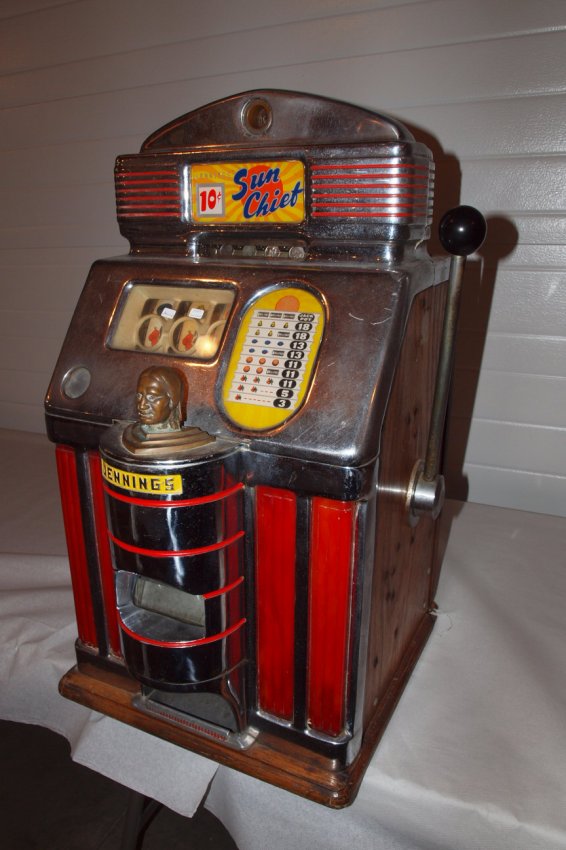 1949 Jennings Sun Chief 10 cent slot machine with oak : Lot 246