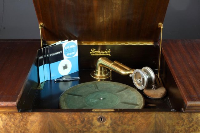 A Brunswick Model T- 139343 Phonograph In Cabinet : Lot 321