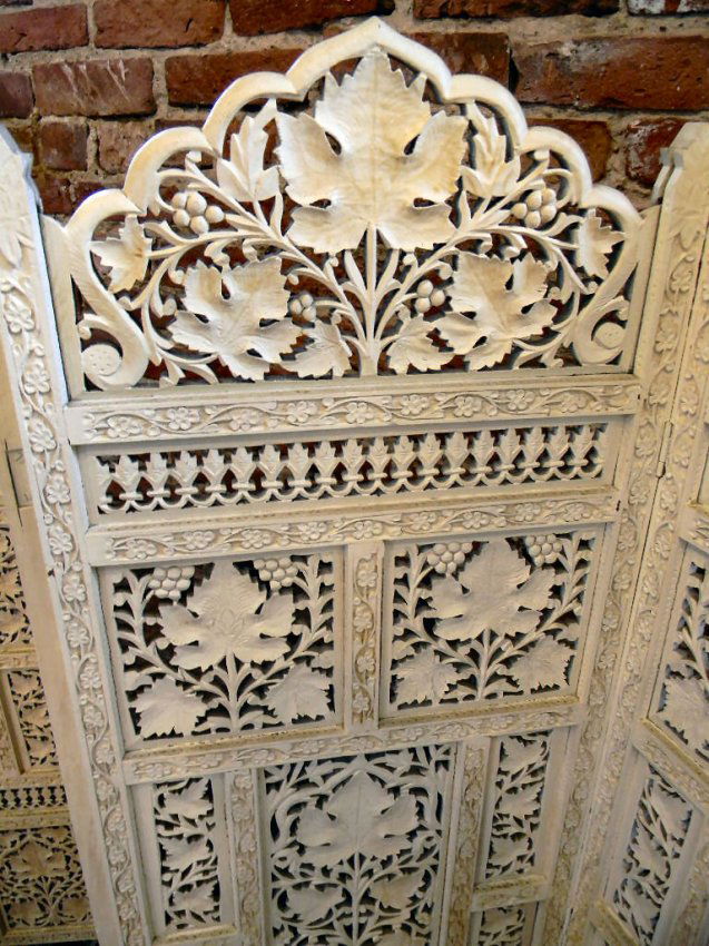 Carved oriental wood folding screen, 50" high, 60" wide : Lot 36Y