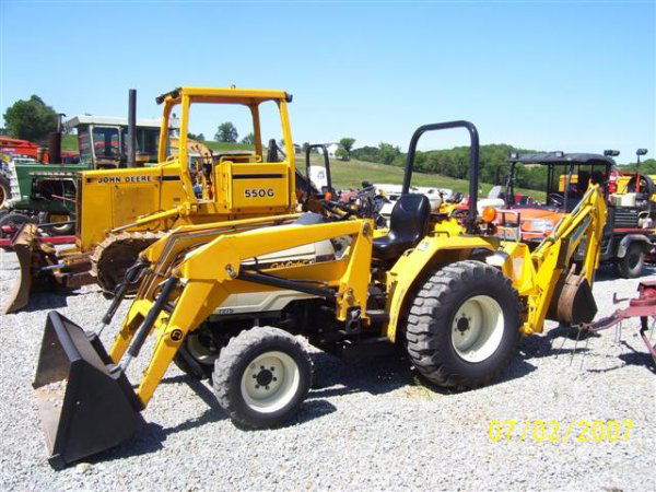 1111: CUB CADET 7275 COMPACT TRACTOR W/LOADER/BACKHOE : Lot 1111