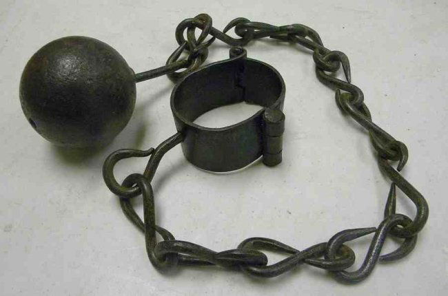 OLD CAST IRON PRISON BALL & CHAIN : Lot 195