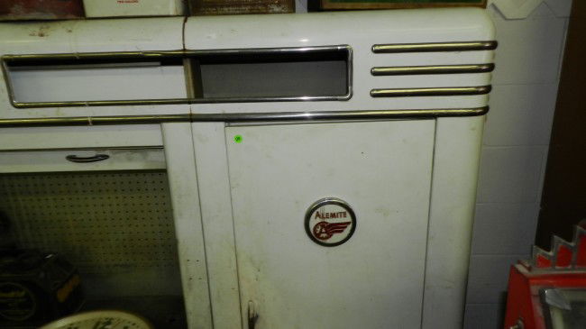 170: vintage service station Alemite Work Bench (missin : Lot 170